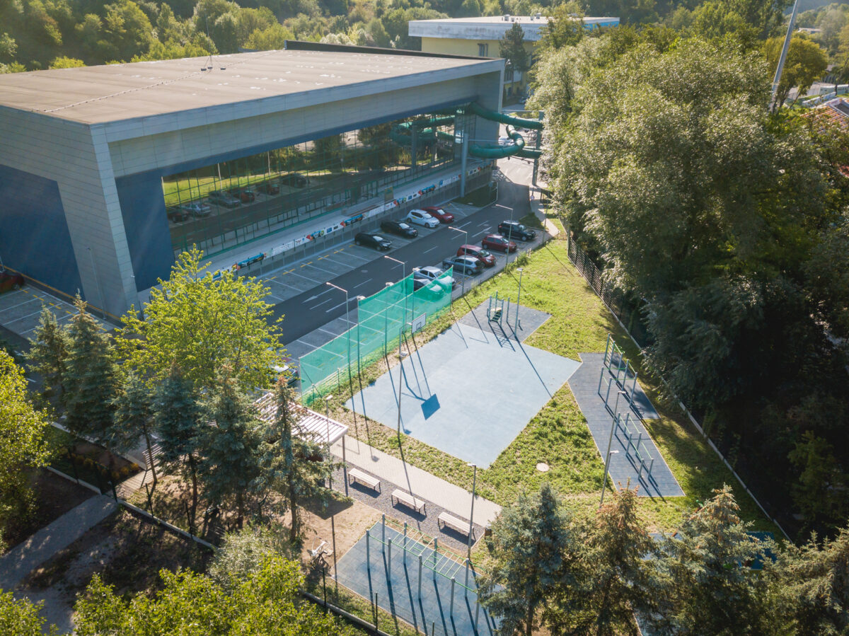 Obnovy sa dočkalo aj okolie Krytej plavárne na Štiavničkách | Banská ...